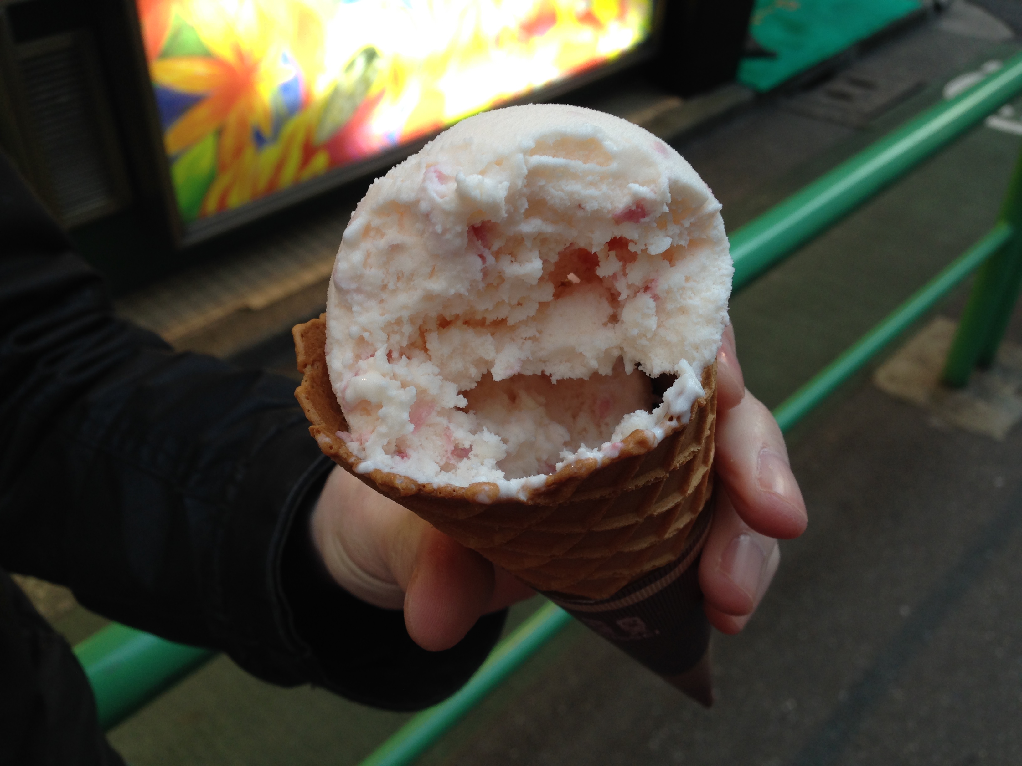 Tokyo cafe’s sakura ice cream has actual flowers mixed in for the ...