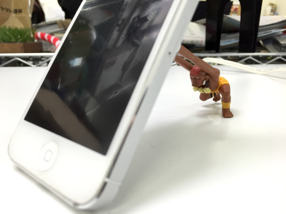 Beat your phone into submission with these Street Fighter 2 capsule toy ...