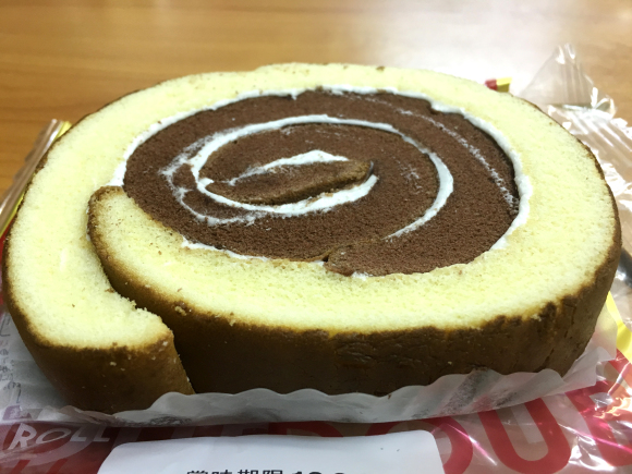 We taste-tested 10 convenience store roll cakes for Roll Cake Day ...