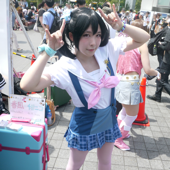 Comiket 90: Japanese cosplayers bring the heat to opening day of summer ...