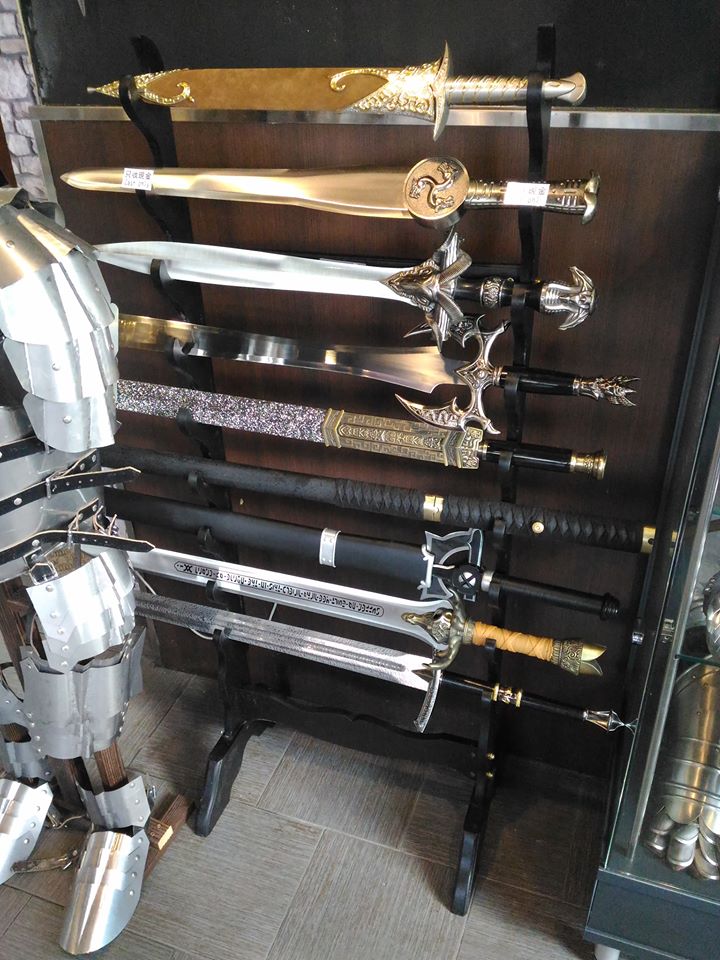 Cafe in Hong Kong offers drinks and tasty eats alongside medieval armor ...