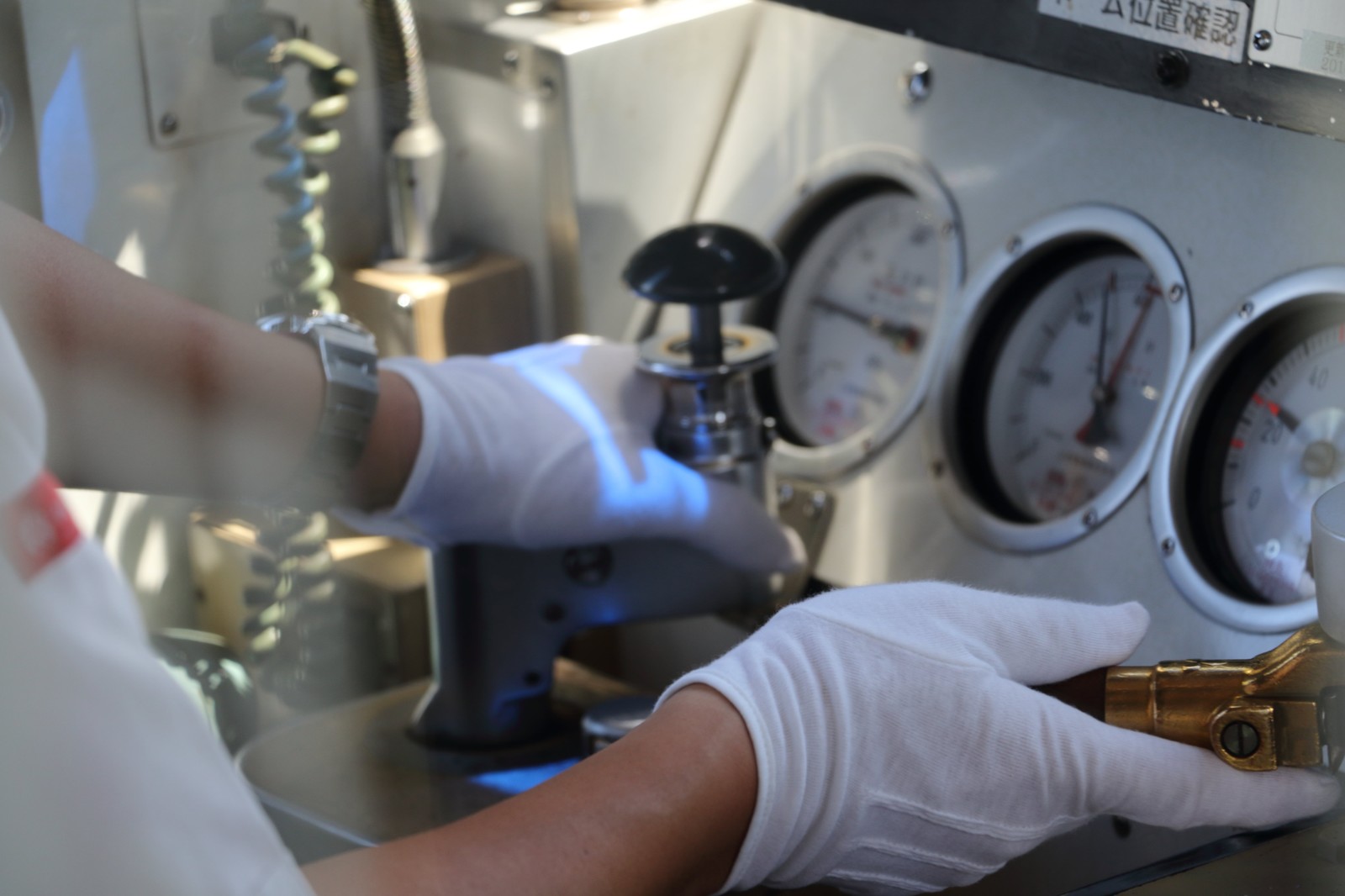 Japanese train conductor surprises everyone on board with his English ...