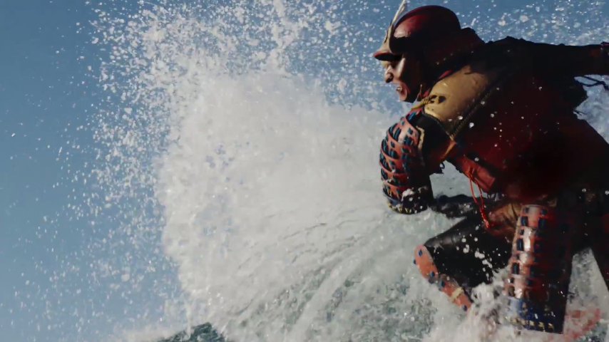 Samurai in full armor doing extreme sports has passersby, internet ...