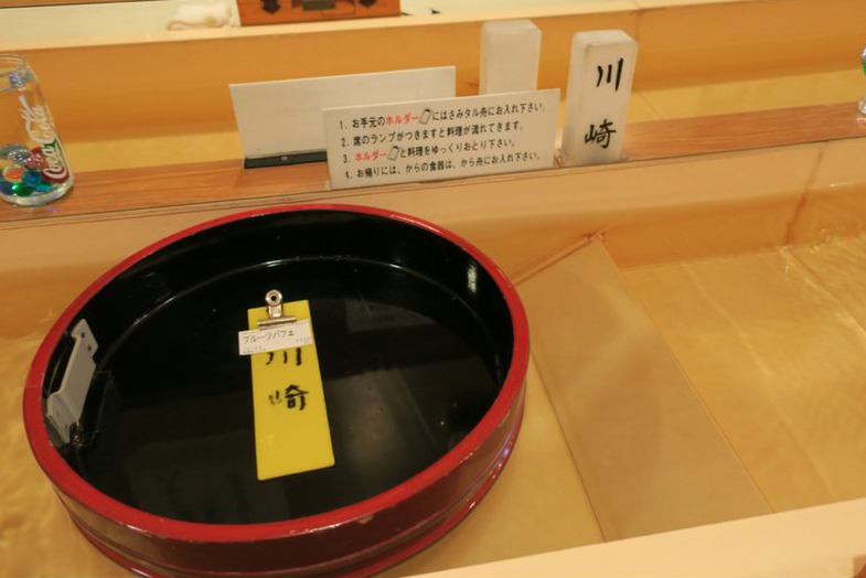 Japanese restaurant wows customers by serving meals on water instead of ...