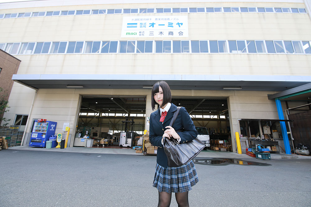 Japanese factory lures new workers with calendar featuring beautiful ...