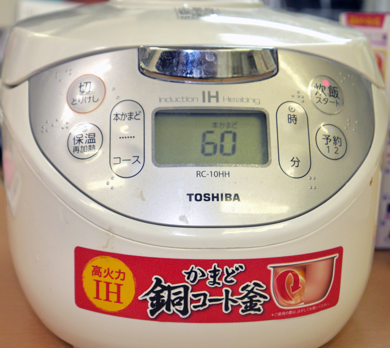 How to make amazing sweet apple pancakes using a rice cooker ...