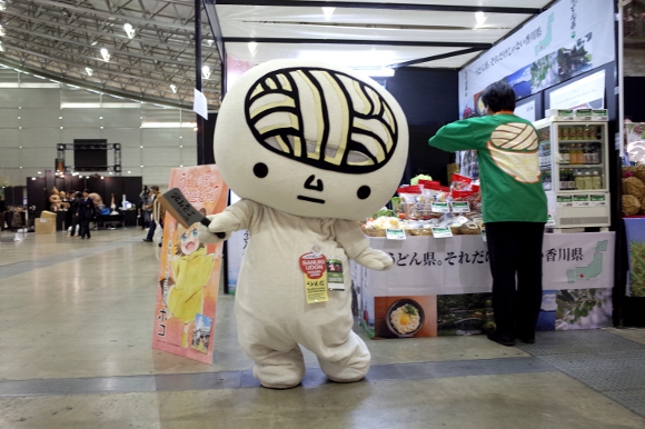 Booth babes and cosplayers come out to play at world’s first-ever Tokyo ...