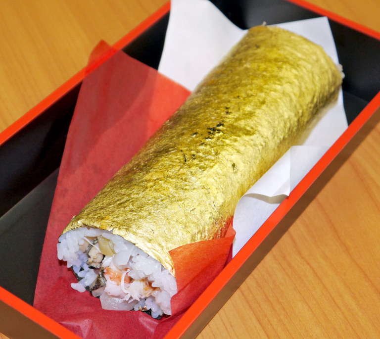 Behold a 10,000-yen sushi roll covered in gold! 【Taste Test ...