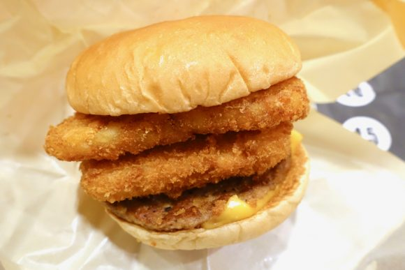 Japan’s new super-stretchy cheeseburger is exactly as advertised ...