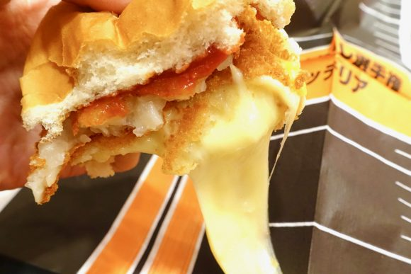 Japan’s new super-stretchy cheeseburger is exactly as advertised ...
