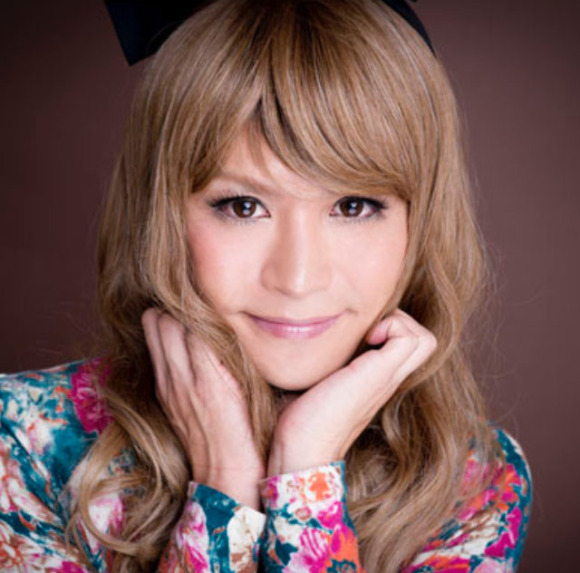 Our crossdressing Japanese reporters use Makeapp with dramatic results ...