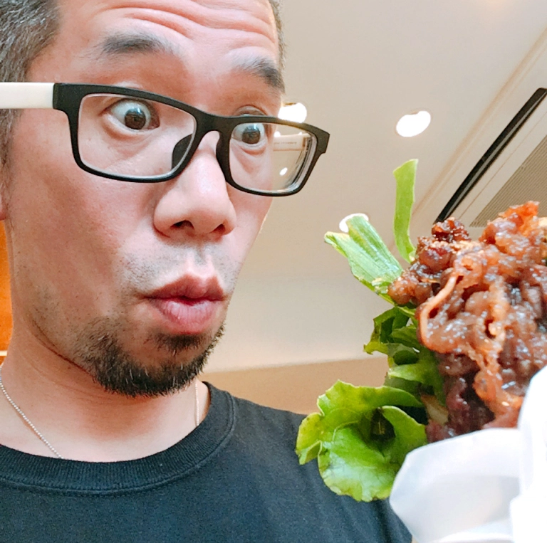 Japanese hamburger chain replaces buns with beef patties for awesomely ...