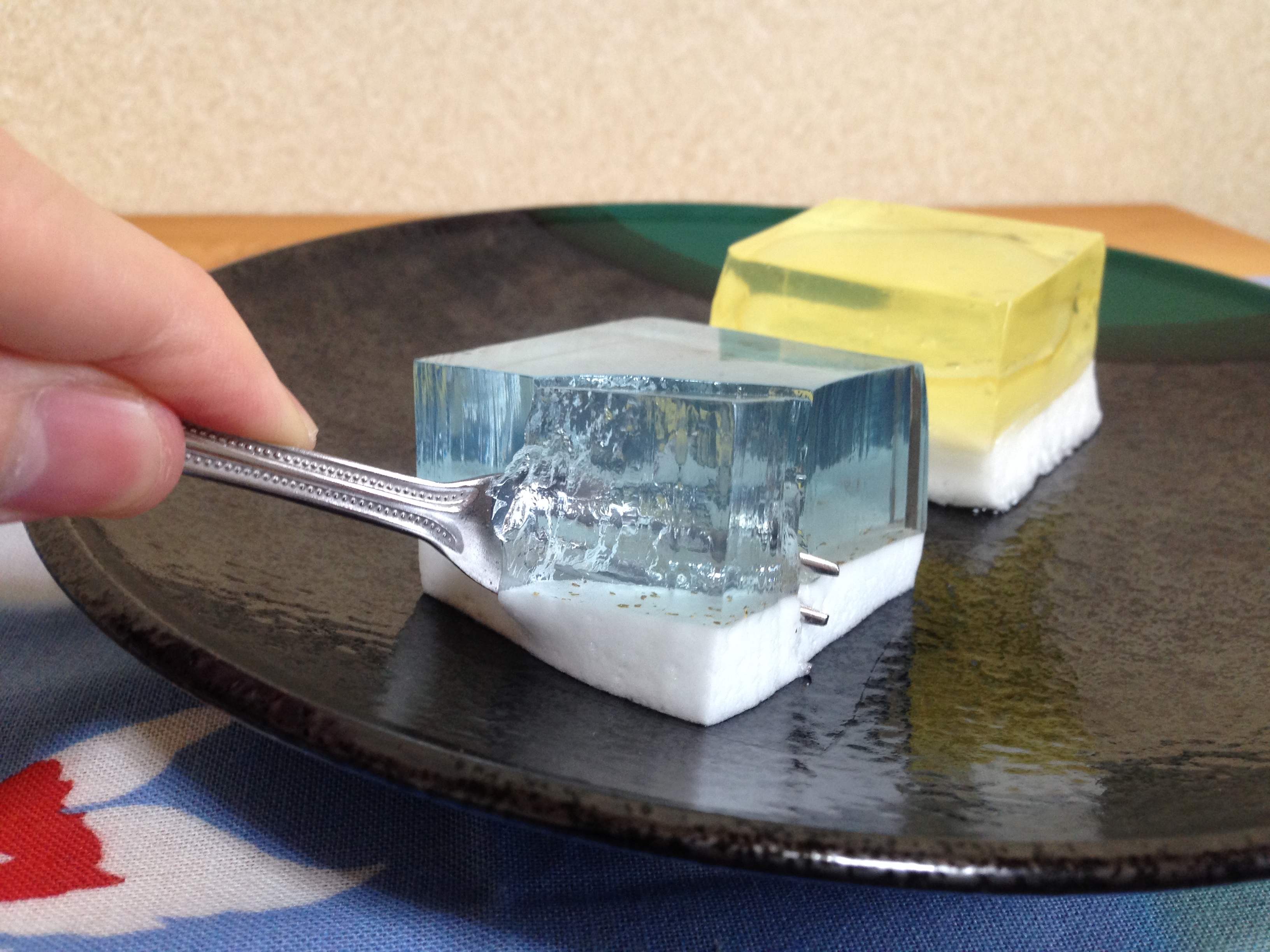 Beautiful Japanese dessert looks like cube of crystal-blue water, only ...