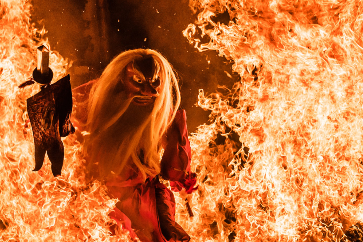 Photographer captures fantastical images of a fire-walking festival in ...