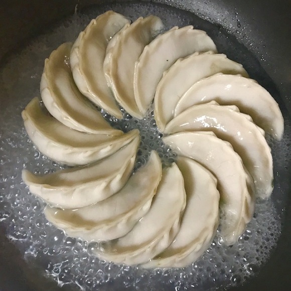 Vending machine that serves handmade gyoza found in Yokohama ...