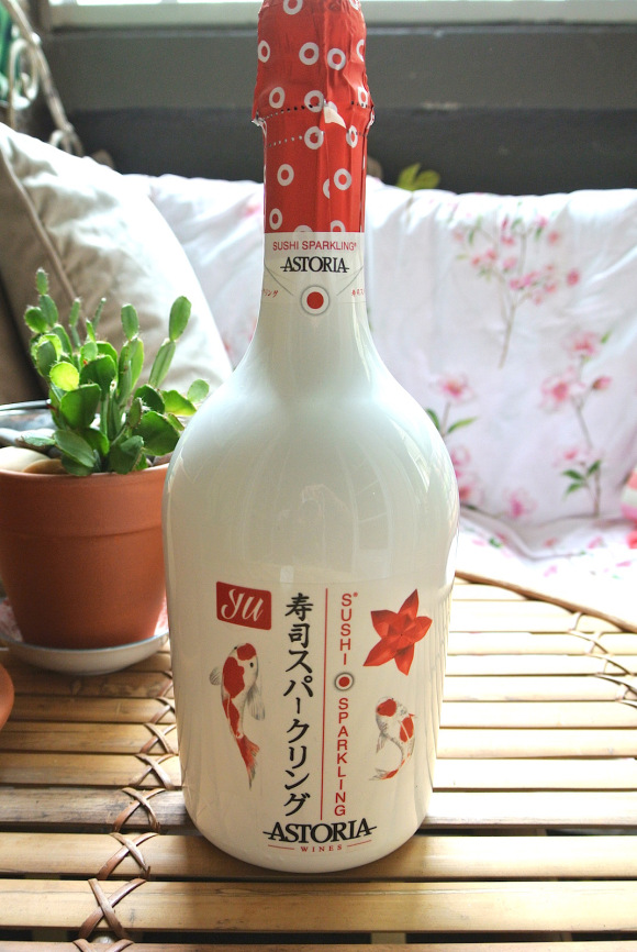 We try the YU Sparkling Wine, the ultimate wine to pair with sushi ...