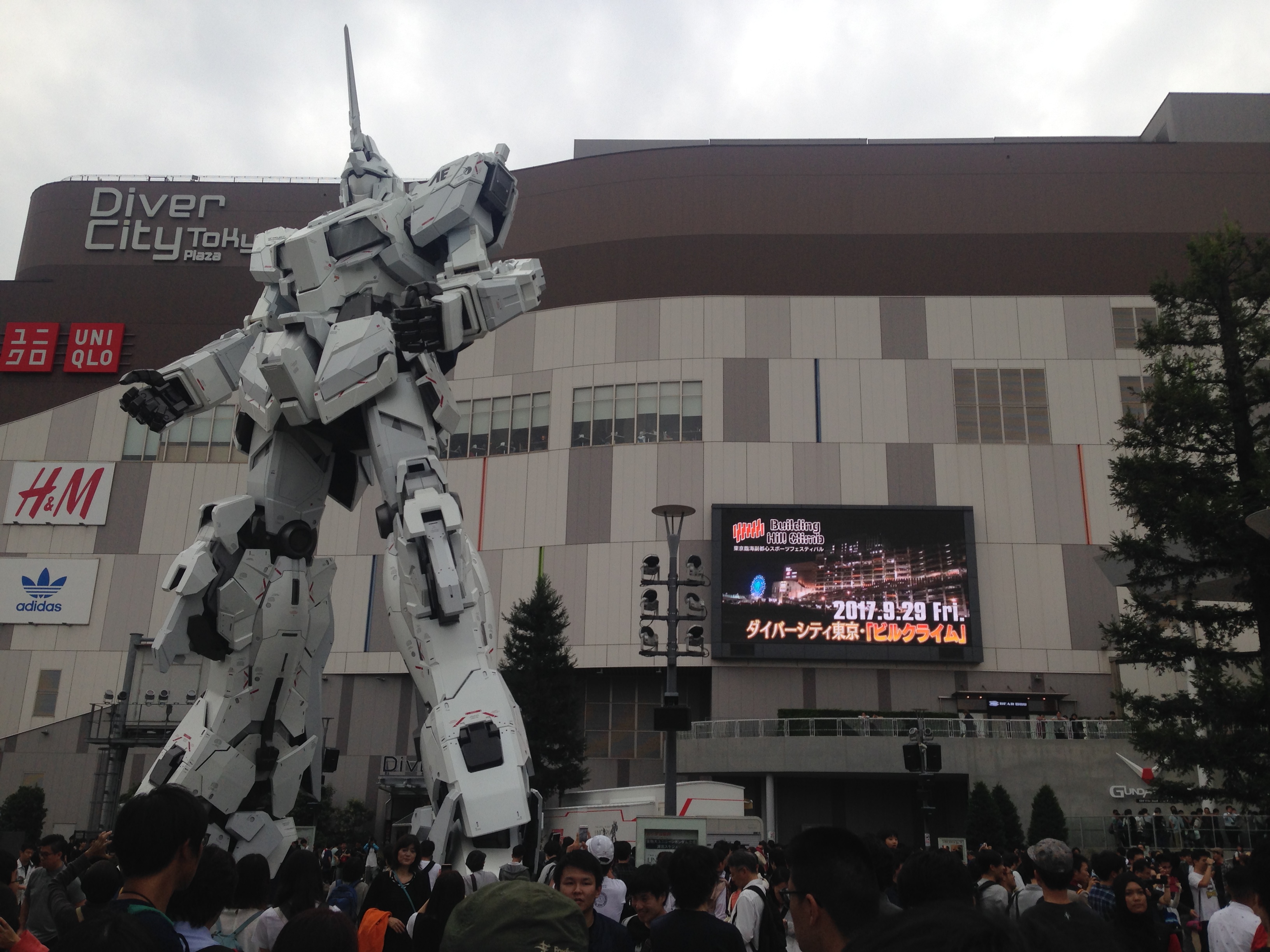 Tokyo’s new giant Gundam anime robot statue is complete, and it’s ...