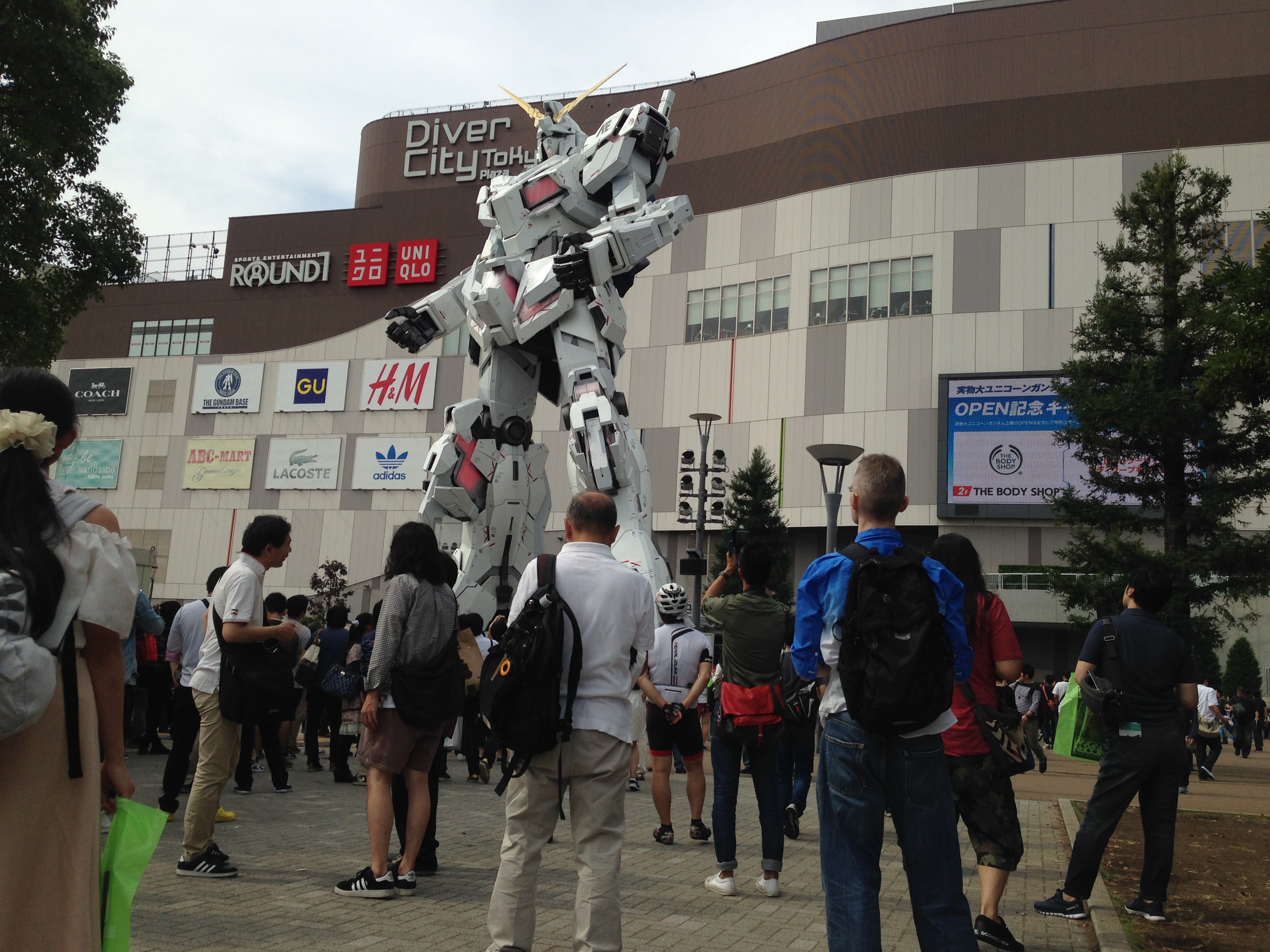 Tokyo’s new giant Gundam anime robot statue is complete, and it’s ...