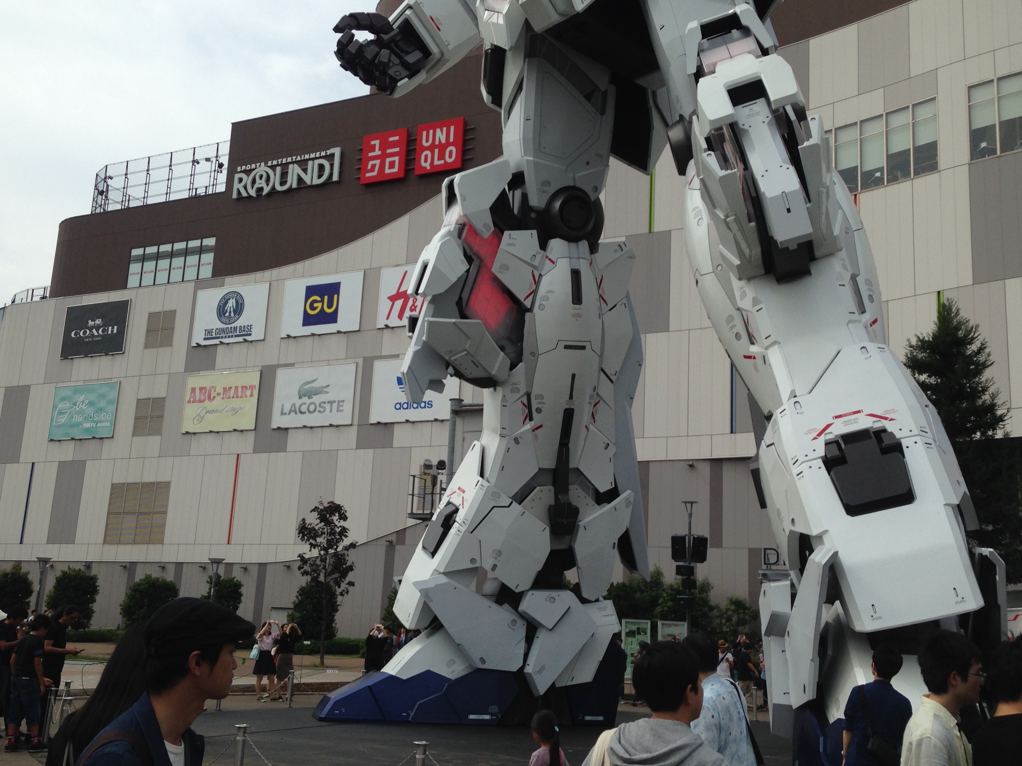 Tokyo’s new giant Gundam anime robot statue is complete, and it’s ...