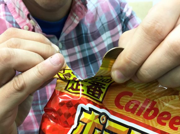 Japanese lifehack from Tokyo Police Department helps you open chip ...