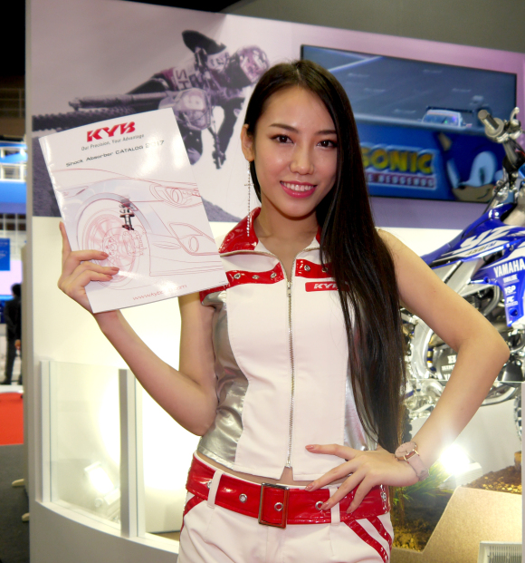Beautiful Japanese race queens bring the glamour to Tokyo Motor Show ...