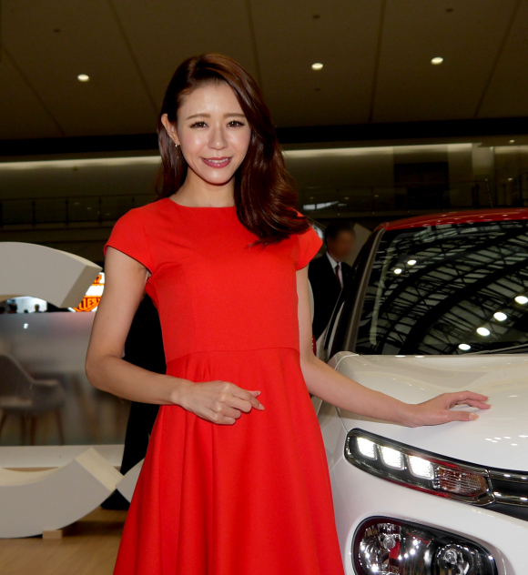 Beautiful Japanese race queens bring the glamour to Tokyo Motor Show ...
