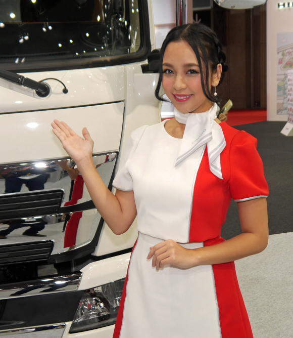 Beautiful Japanese race queens bring the glamour to Tokyo Motor Show ...