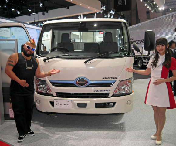 Beautiful Japanese race queens bring the glamour to Tokyo Motor Show ...