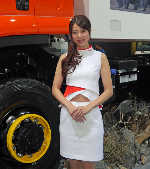 Beautiful Japanese race queens bring the glamour to Tokyo Motor Show ...