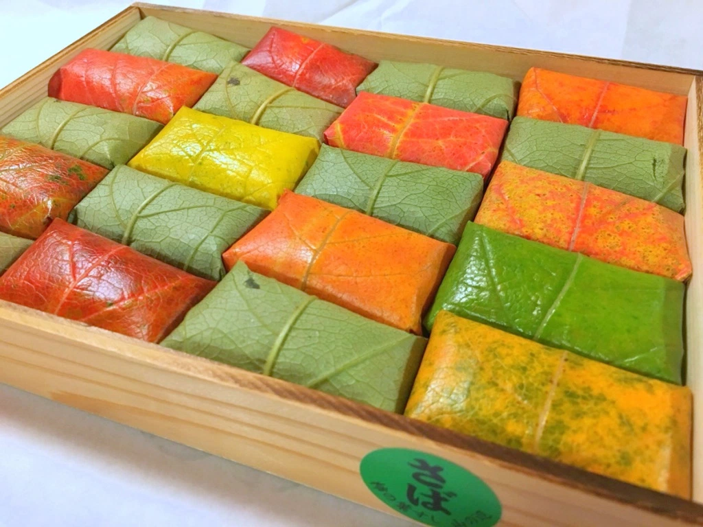 Every fall, the beautiful sushi at this shop in Japan changes colors ...