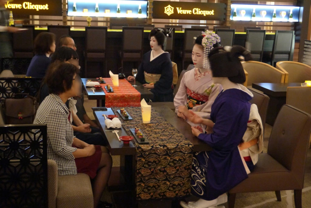 Kyoto hotel’s Maiko-han Bar event lets travelers drink with geisha at ...