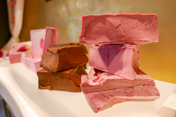 We try the world’s first ruby chocolate… inside a Japanese Kit Kat ...