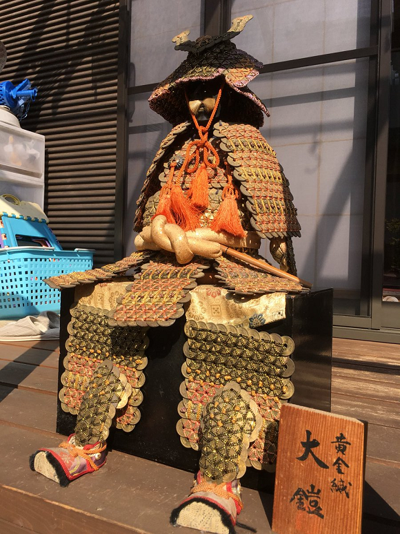 This amazing suit of samurai armor is made of five-yen coins, and you ...