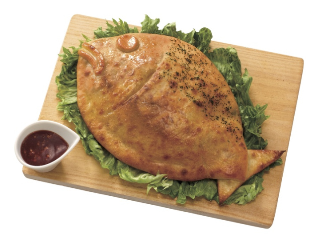Japanese pizza chain makes headlines with weirdly wonderful fish-shaped ...