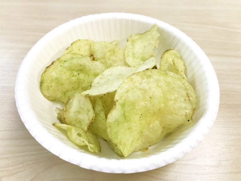 Make potato chips twice as delicious by soaking them in green tea ...