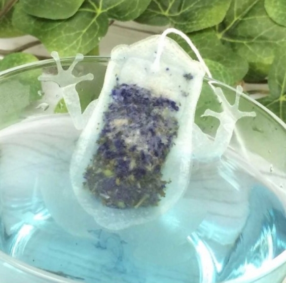 Enjoy a pot of striking blue tea with these adorable frog teabags ...