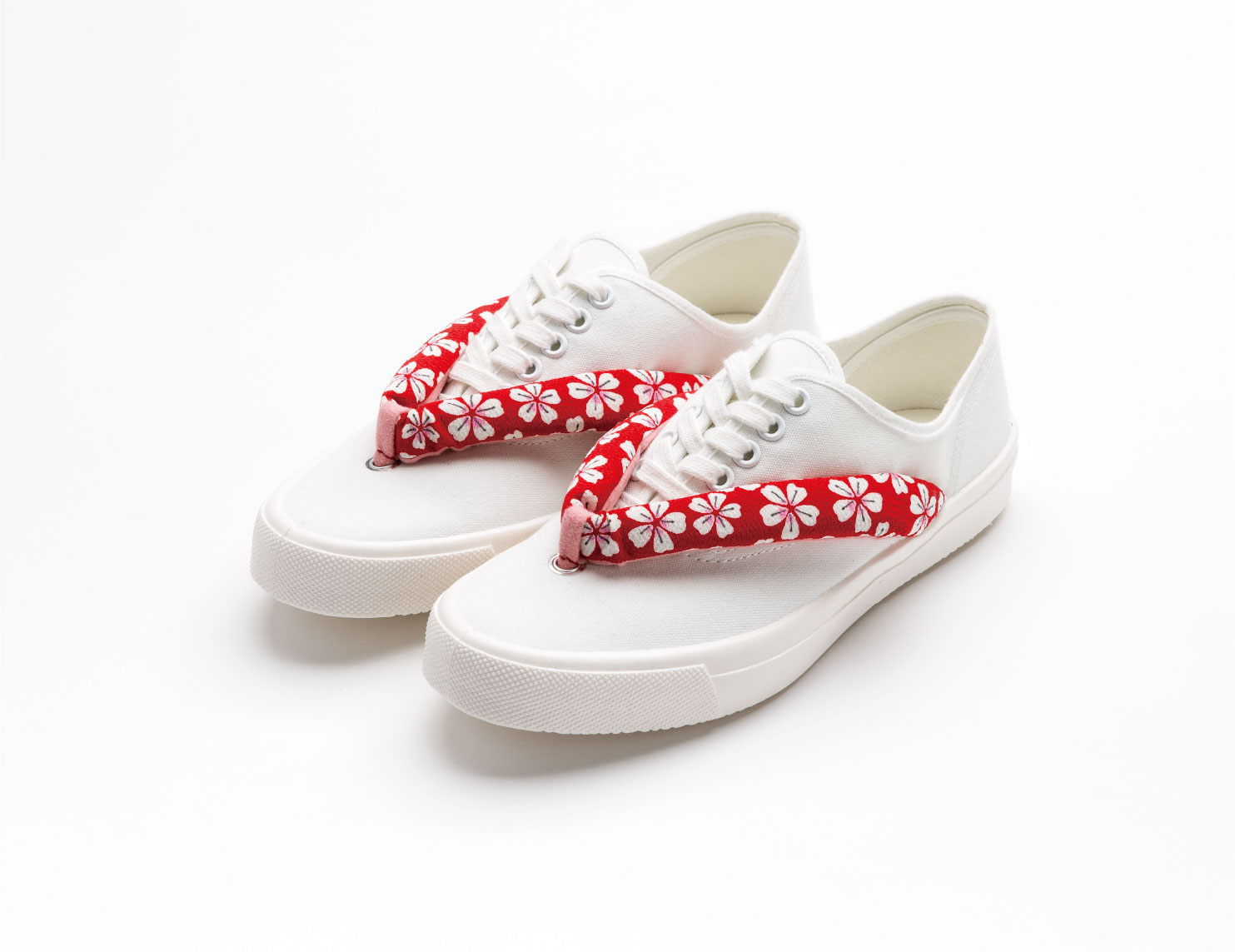 Cute cats come out to play as traditional Japanese geta sandals ...