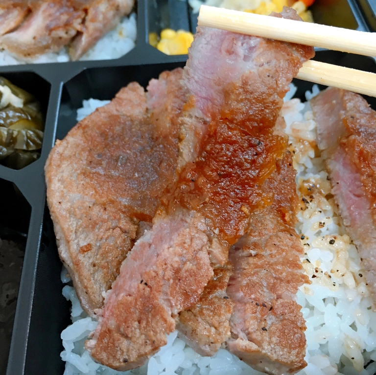 This is what a 10,000-yen (US$92) Tokyo bento boxed lunch looks like ...