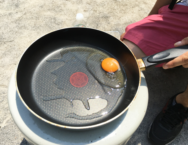 Solar Chef: We tried cooking an egg using the power of the sun and a ...