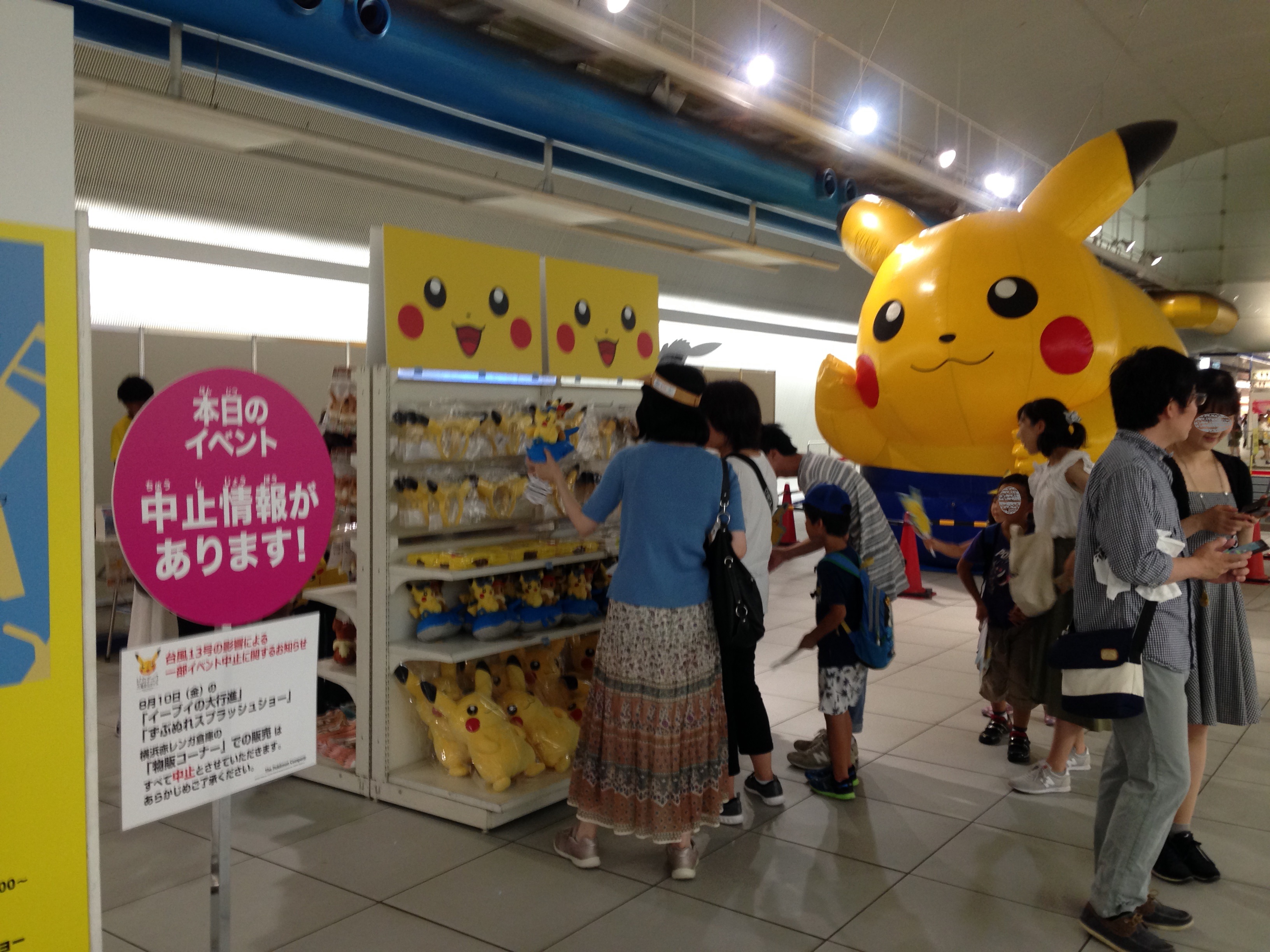 Pikachu Outbreak 2018 photos! Pikachus parade through Yokohama, bust ...