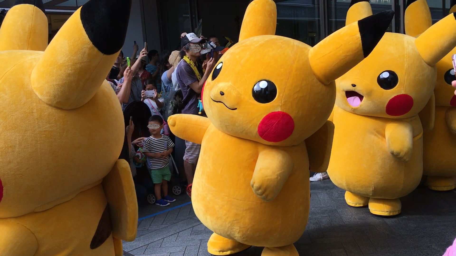 Pikachu Outbreak 2018 photos! Pikachus parade through Yokohama, bust ...