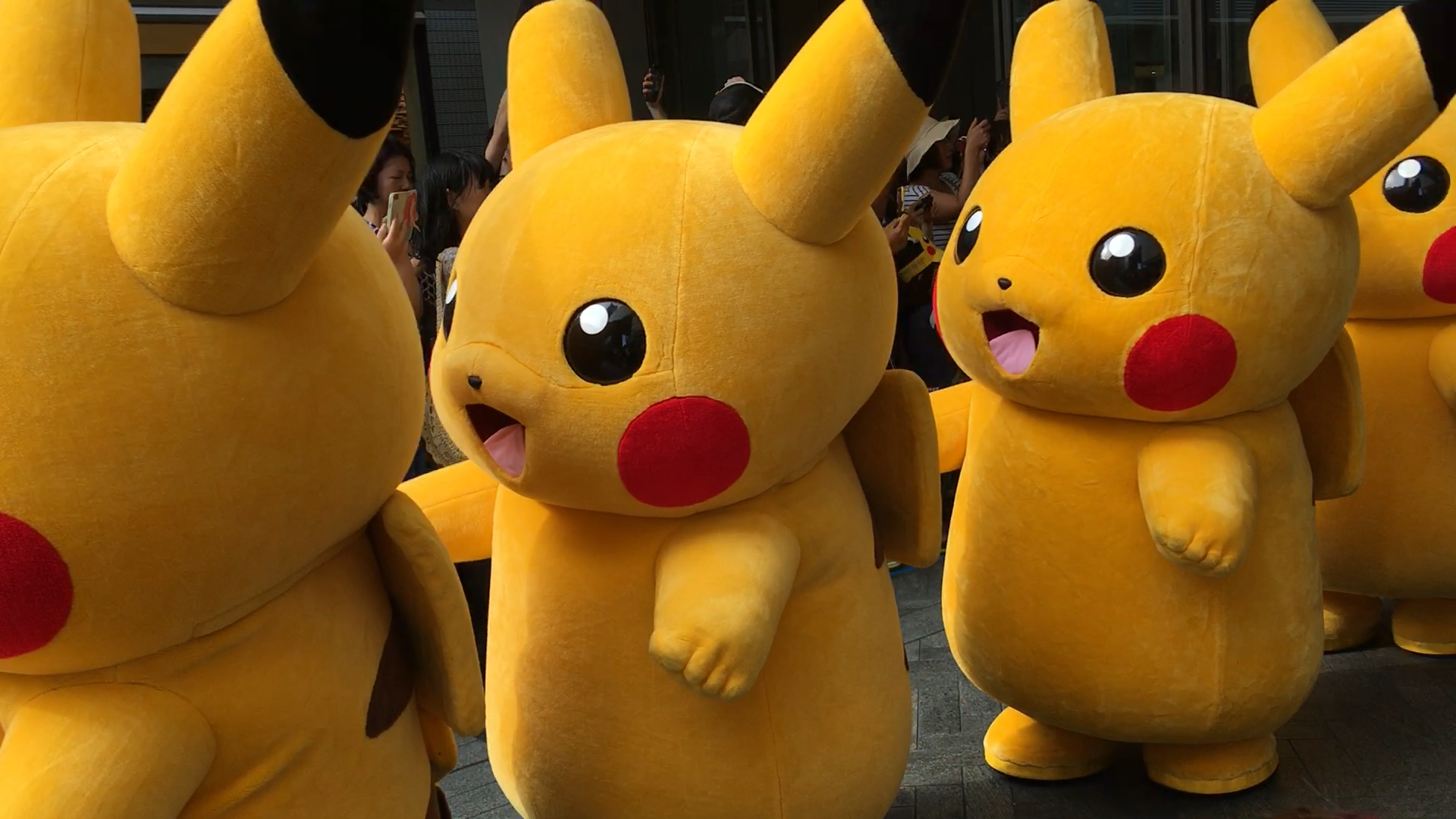 Pikachu Outbreak 2018 photos! Pikachus parade through Yokohama, bust ...