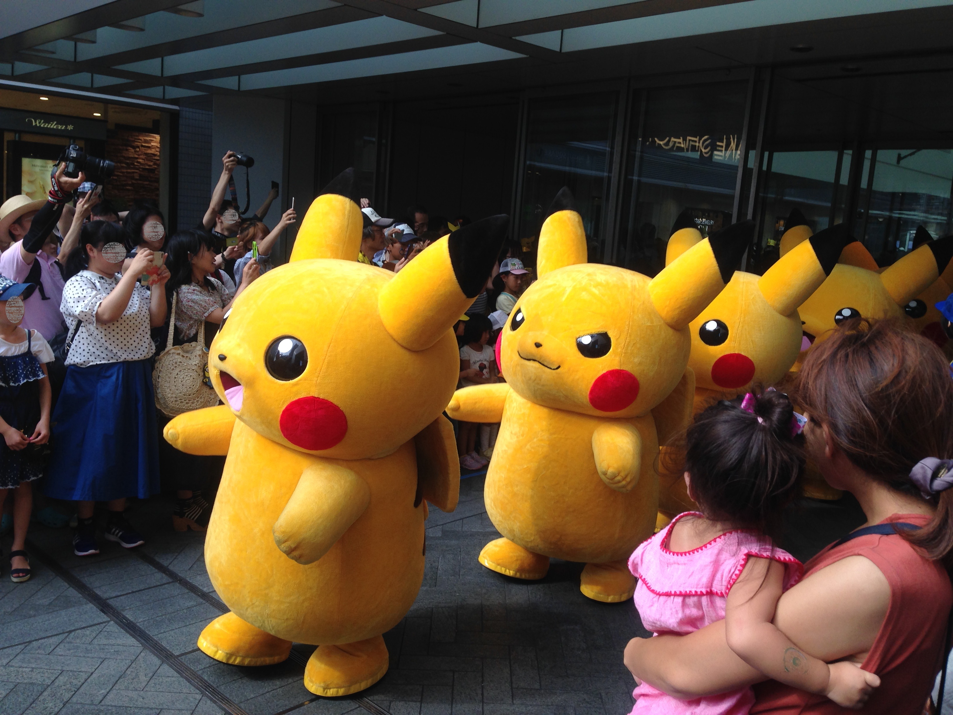 Pikachu Outbreak 2018 photos! Pikachus parade through Yokohama, bust ...