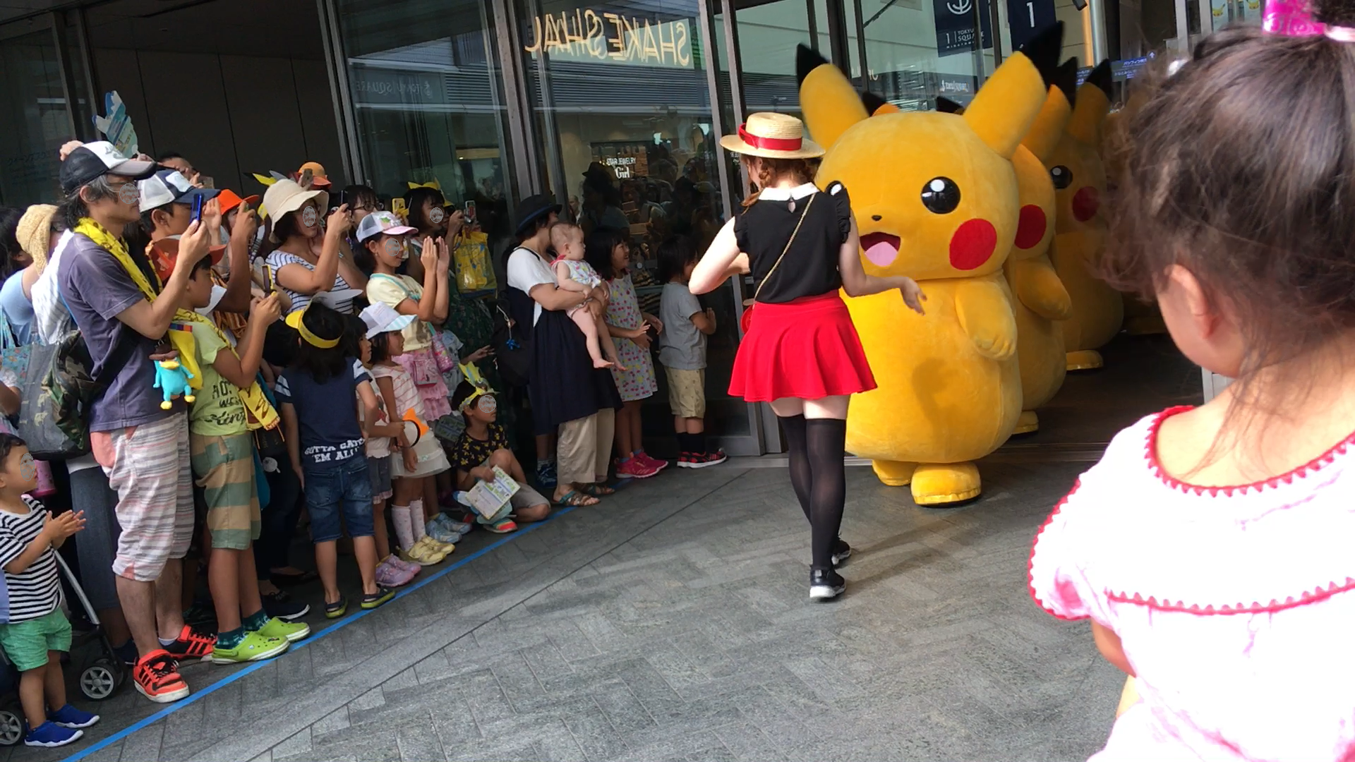Pikachu Outbreak 2018 photos! Pikachus parade through Yokohama, bust ...