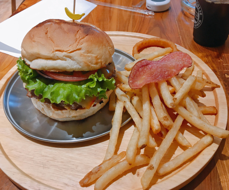 We try out the R-rated “world’s smelliest burger” from a Tokyo burger ...