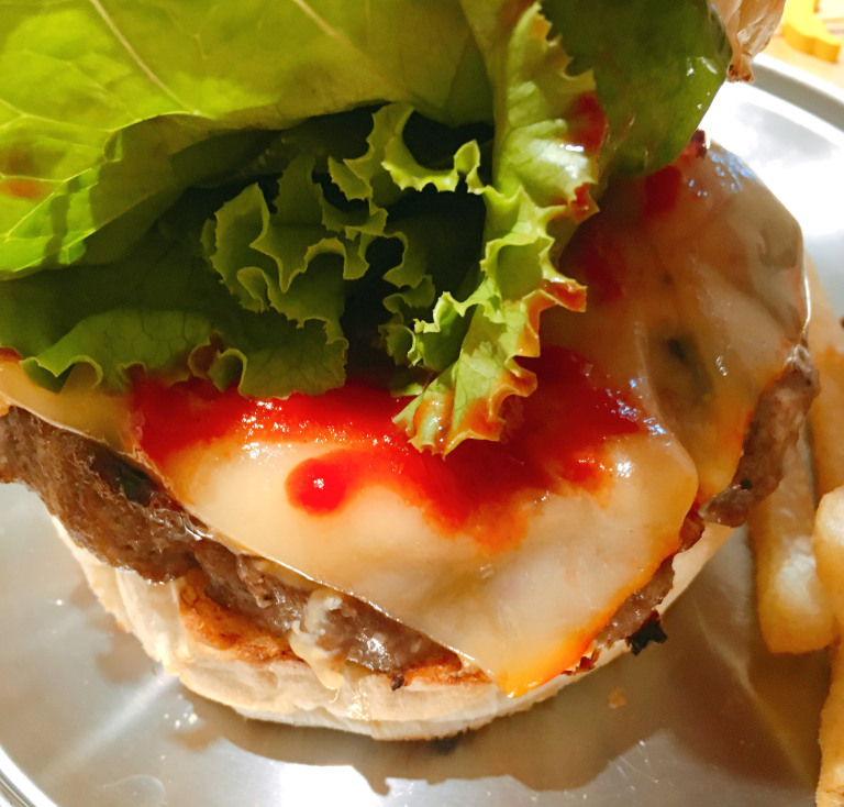 We try out the R-rated “world’s smelliest burger” from a Tokyo burger ...