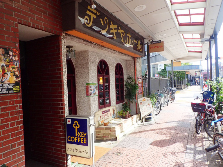 Retro Showa-era cafe in Tokyo features good food and nostalgic game fun ...