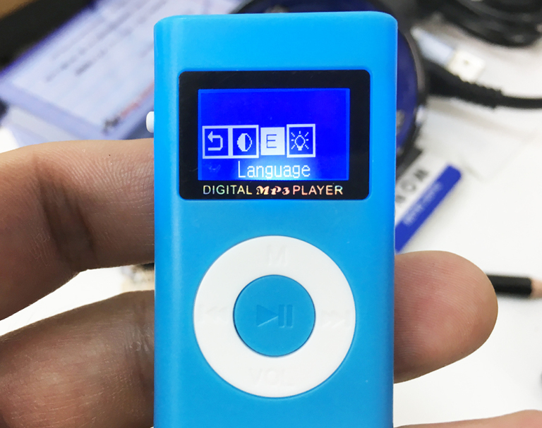 We take a 100-yen MP3 player for a test drive, live to tell the tale ...