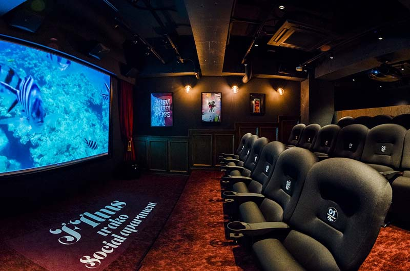 Every night can be movie night at this awesome Japanese apartment ...
