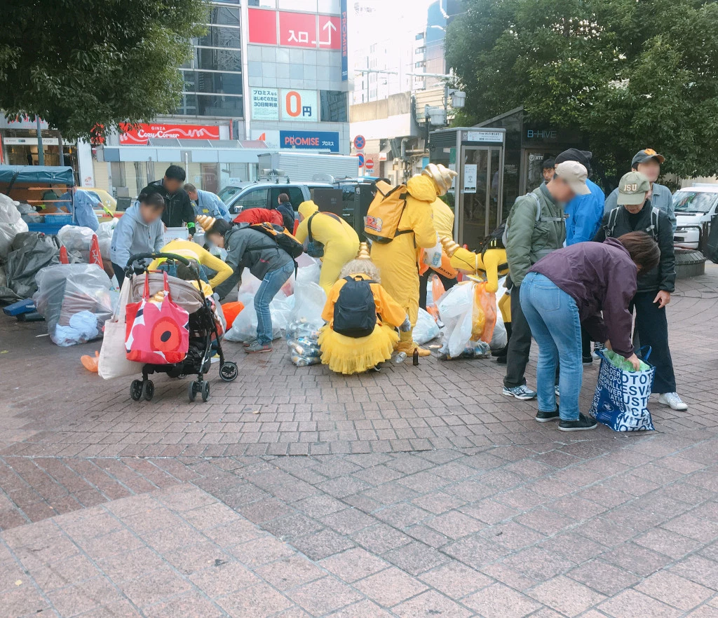 The morning after: Volunteers clean up the litter from Tokyo’s ...